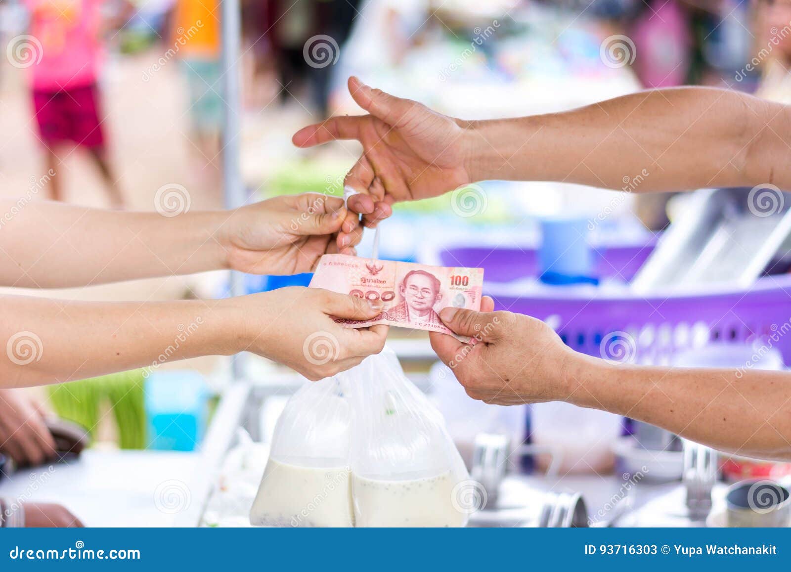 Conta Pagando Do Cliente Pelo Dinheiro No Mercado Imagem de Stock ...