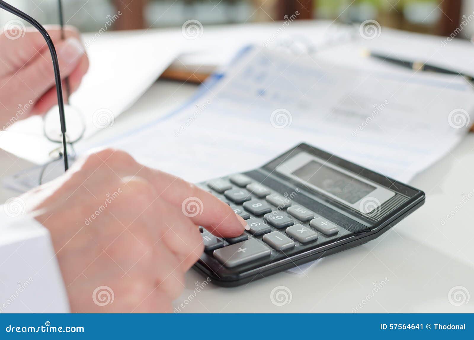 Contable De Mujer Con La Calculadora Imagen de archivo - Imagen de ...
