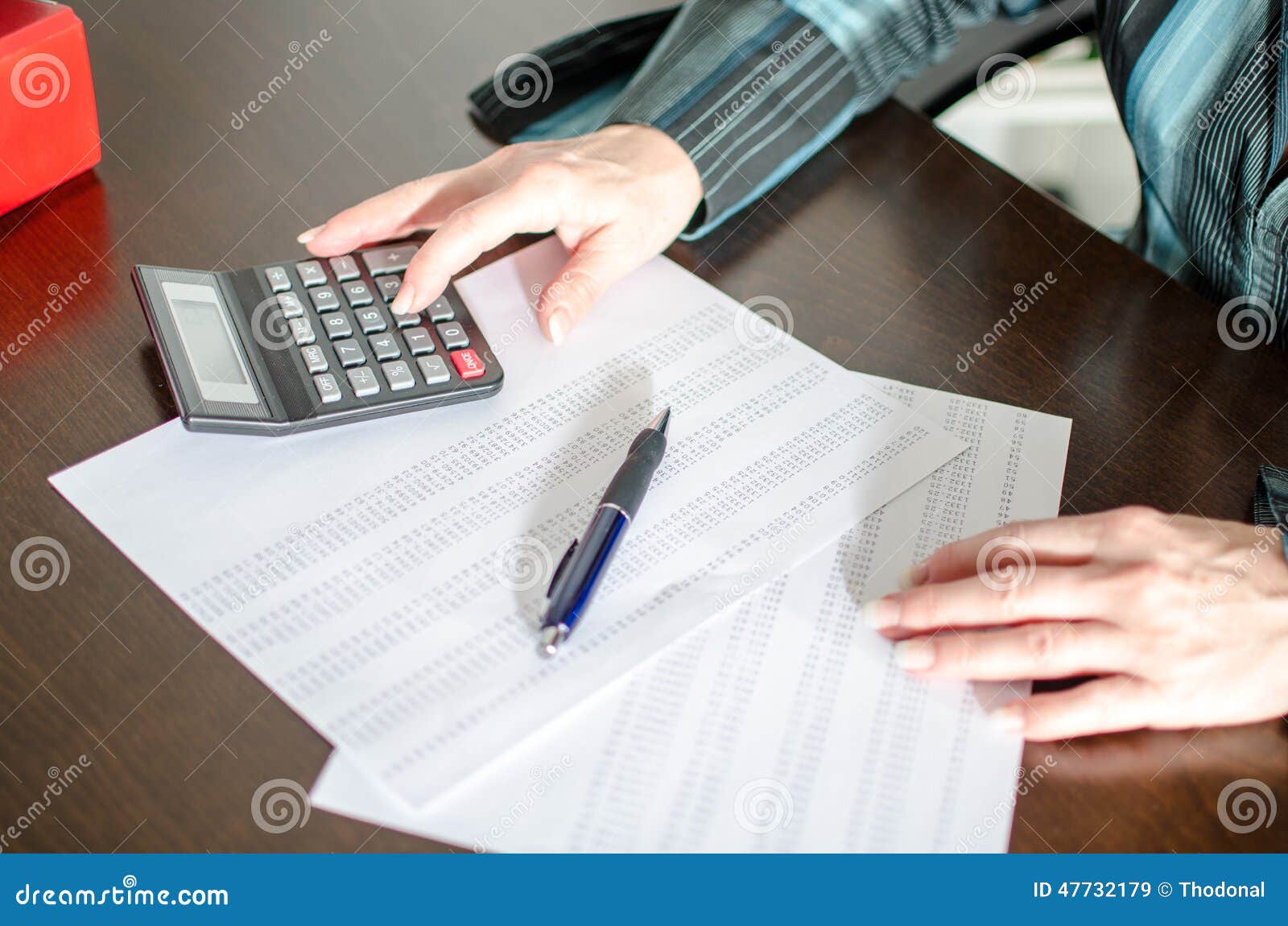 Contable Que Trabaja Con La Calculadora Imagen de archivo - Imagen de ...