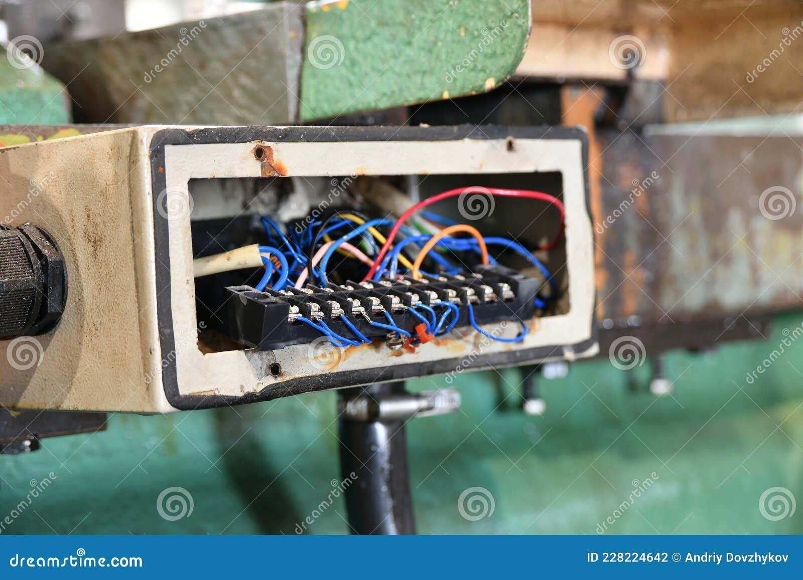 Contact Connections of Electrical Wires and Connectors of Different ...