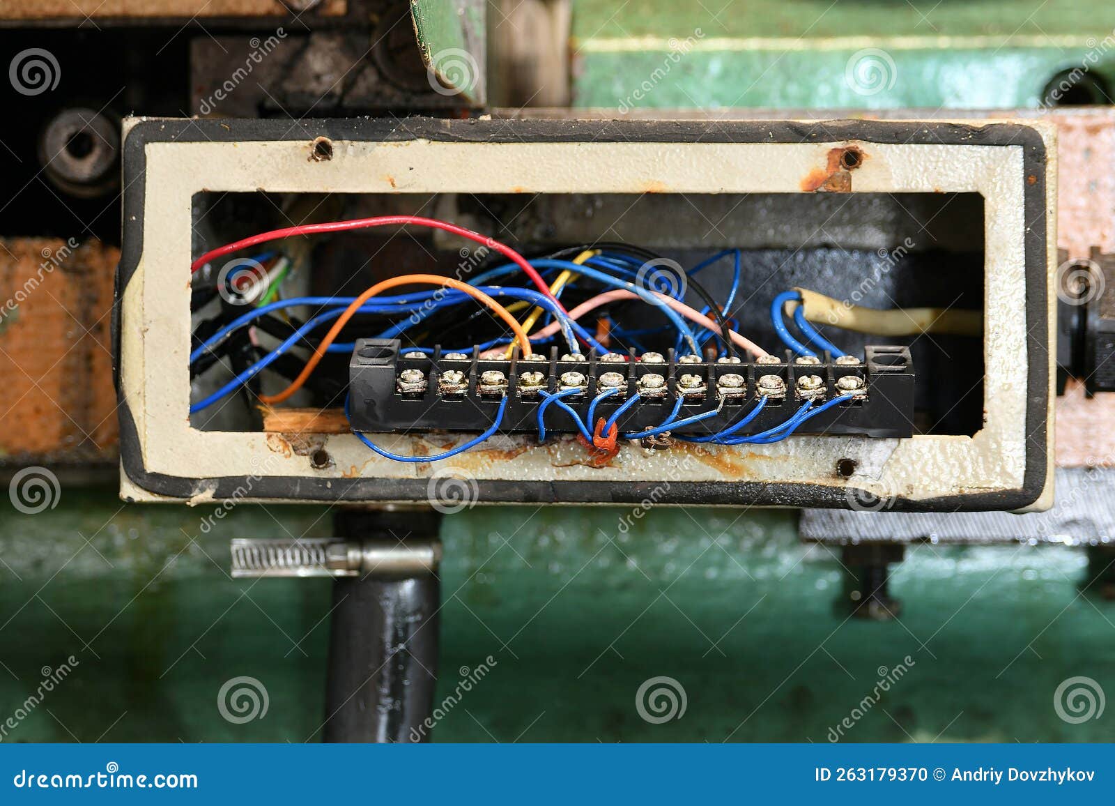 Contact Connections of Electrical Wires and Connectors of Different ...