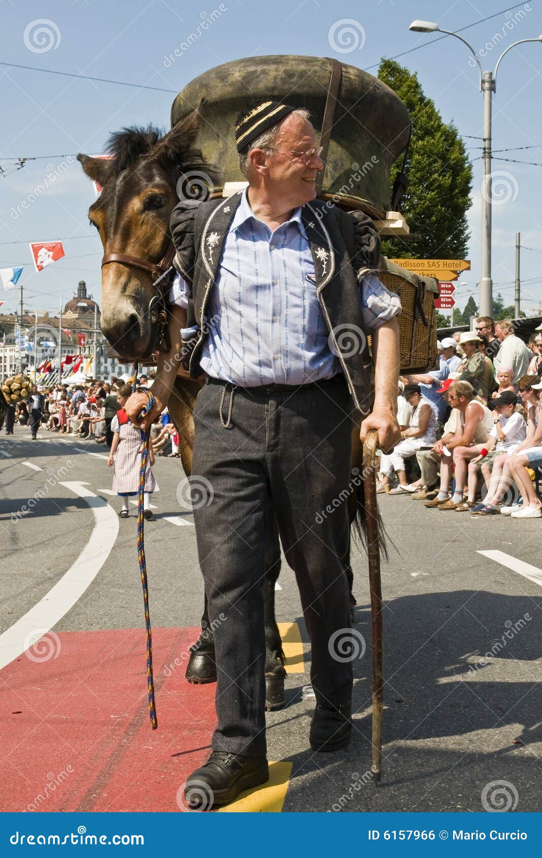 Contadino con il mulo fotografia editoriale. Immagine di storico - 6157966