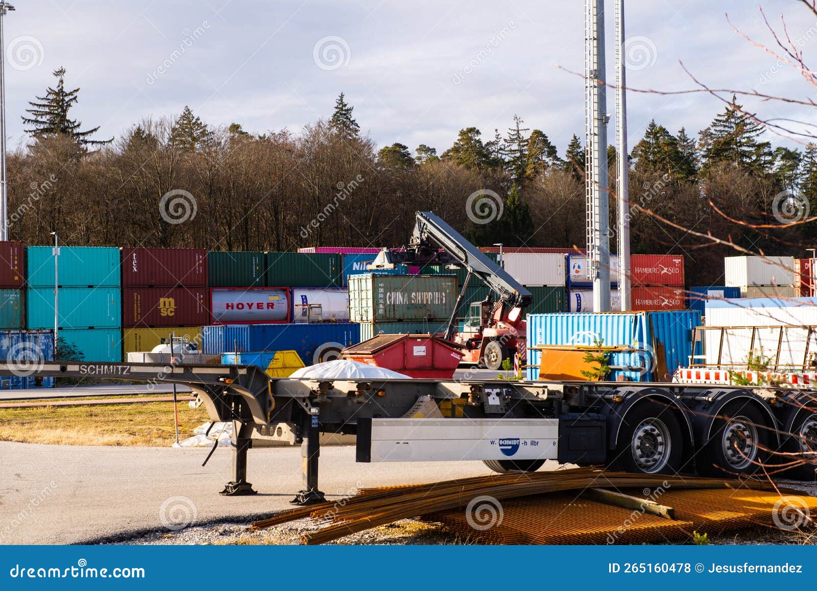 Container am Bahnhof redaktionelles stockfoto. Bild von kran - 265160478