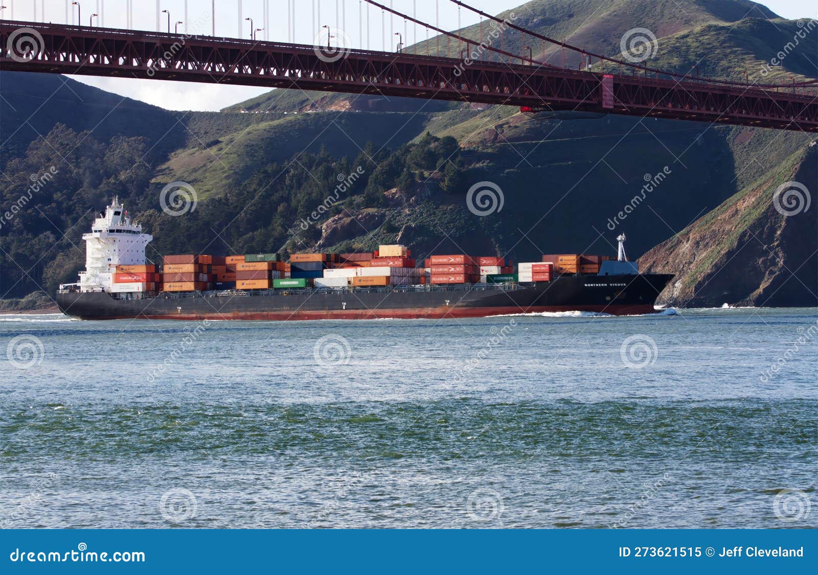 Container Cargo Ship Sailing in Under Golden Gate Bridge Editorial ...