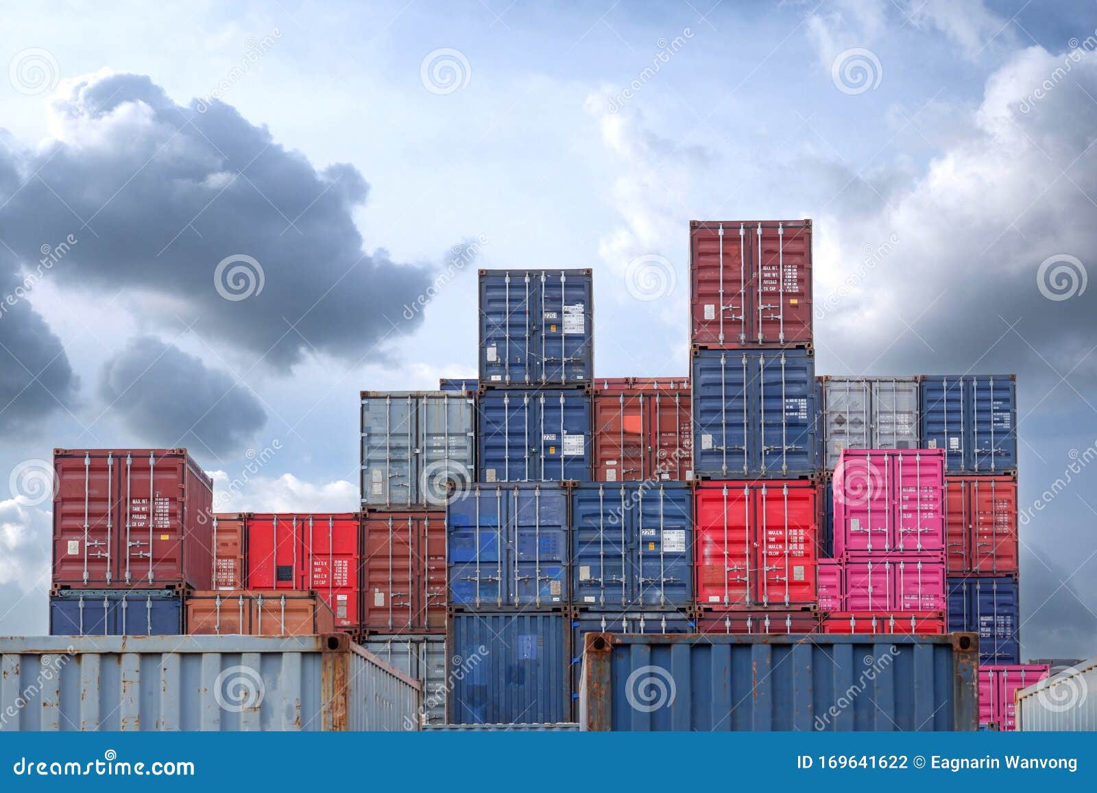 Container Division in the Boat Challenge To Wait for Export Stock Photo ...
