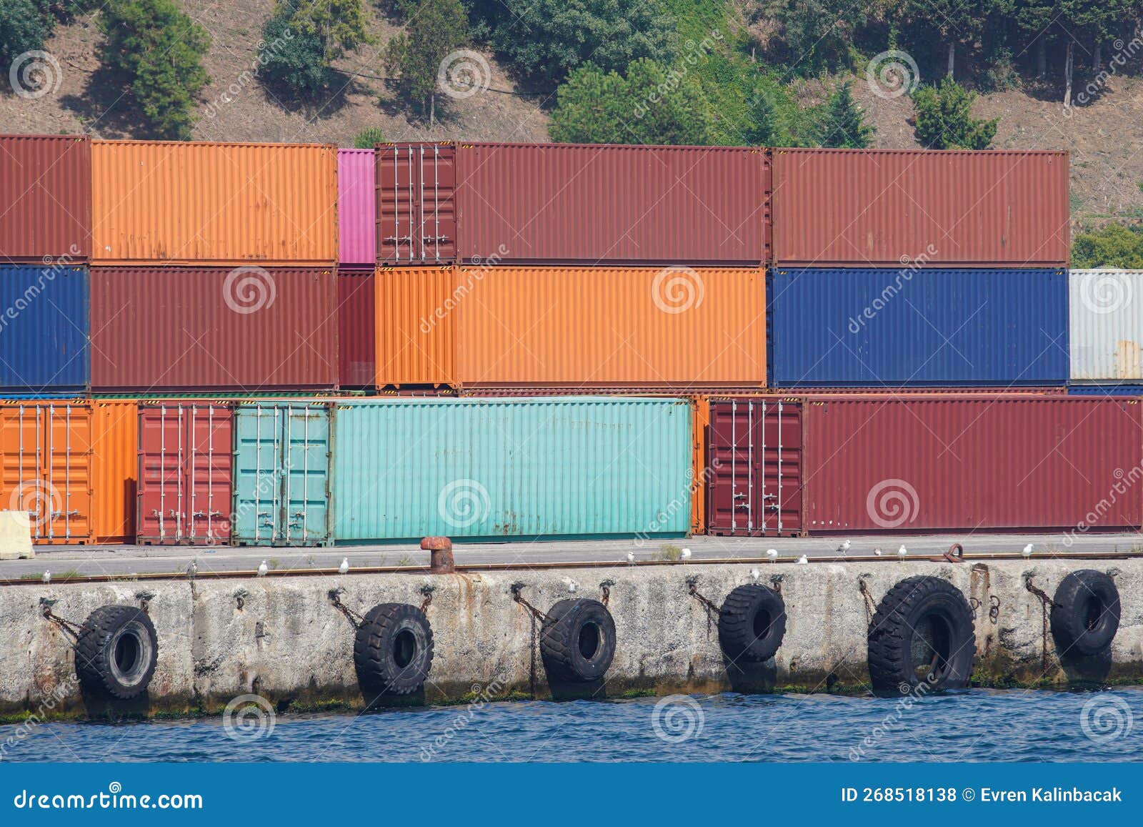 Container in einem Hafen stockfoto. Bild von verschiffen - 268518138