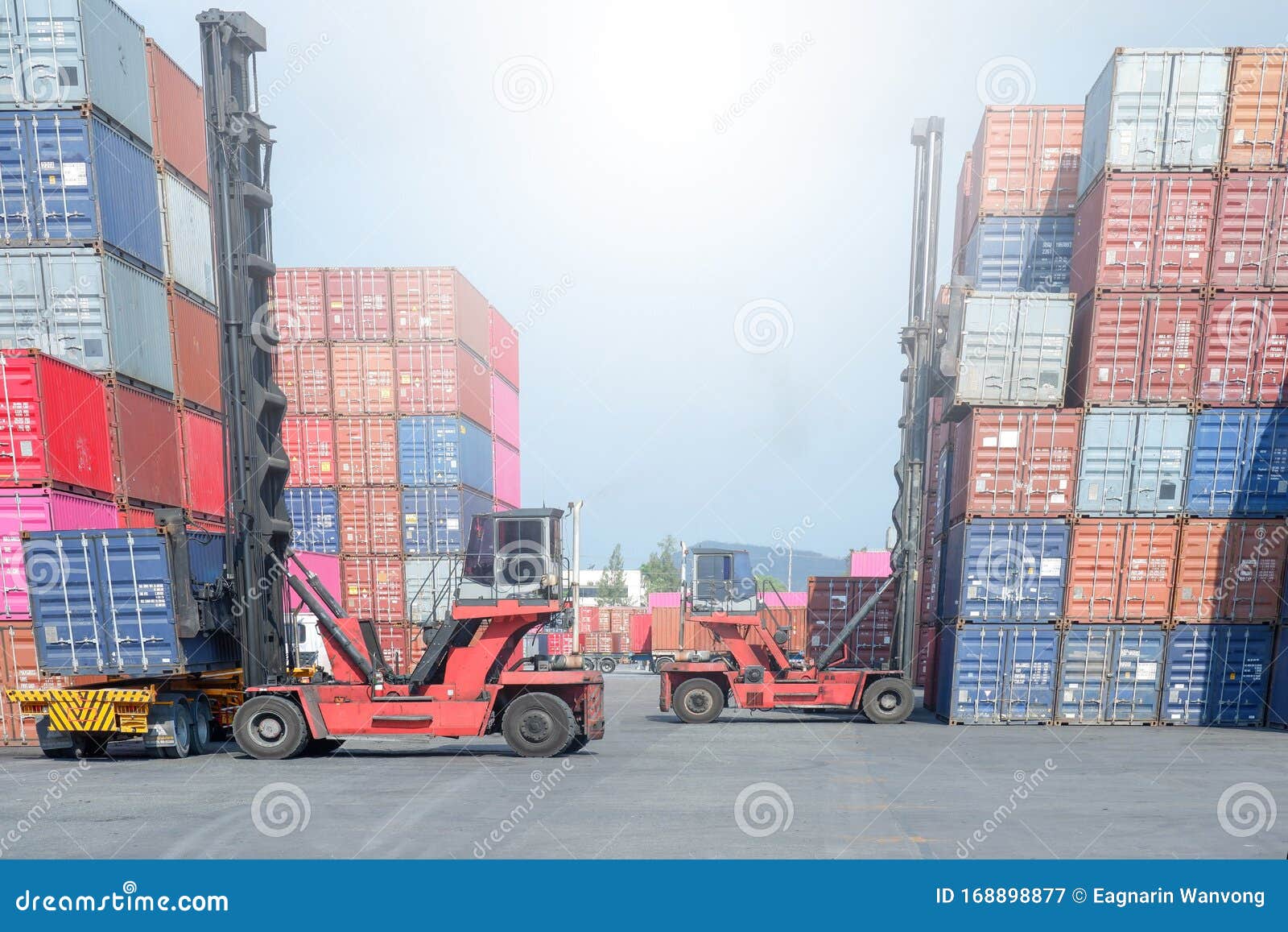 Container-Handler Laden Container in LKW Ein Stockbild - Bild von ...