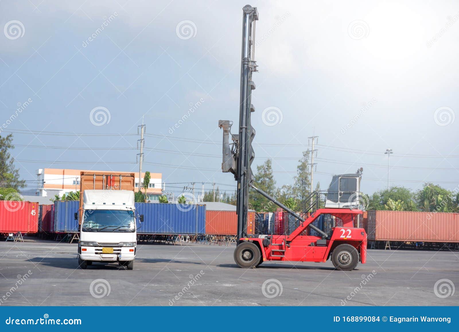 Container-Handler Laden Container in LKW Ein Stockfoto - Bild von ...