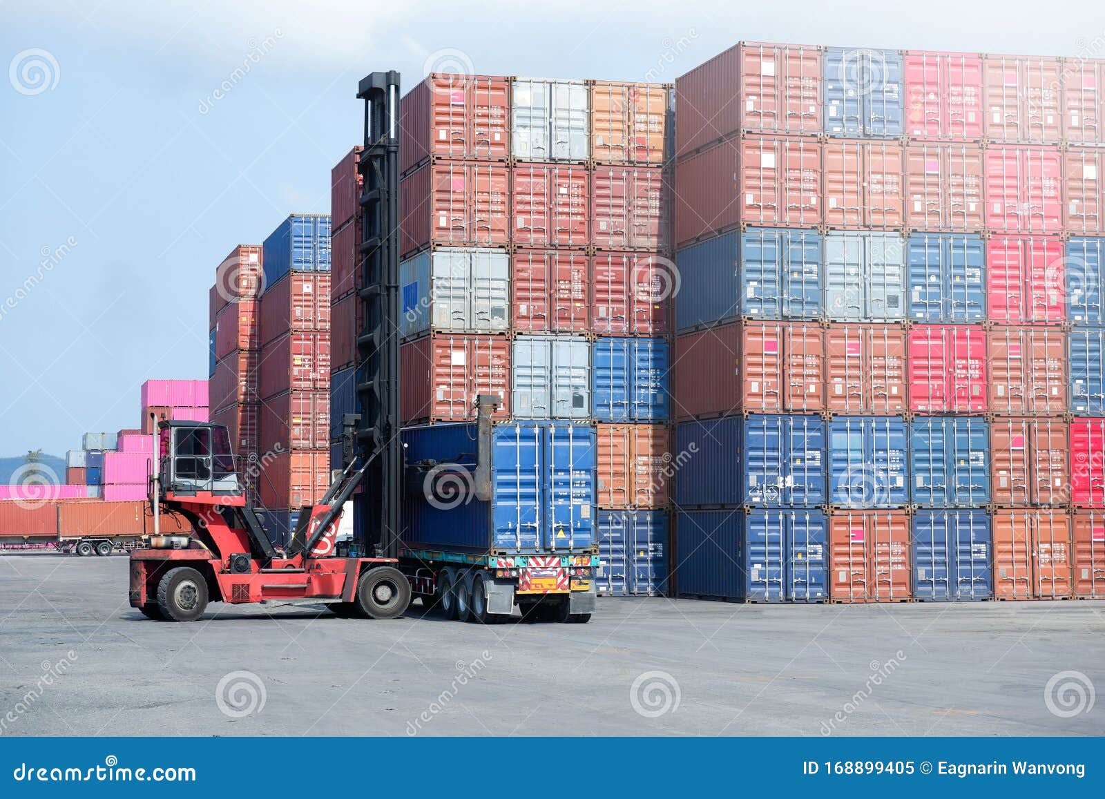 Container-Handler Laden Container in LKW Ein Stockbild - Bild von ...