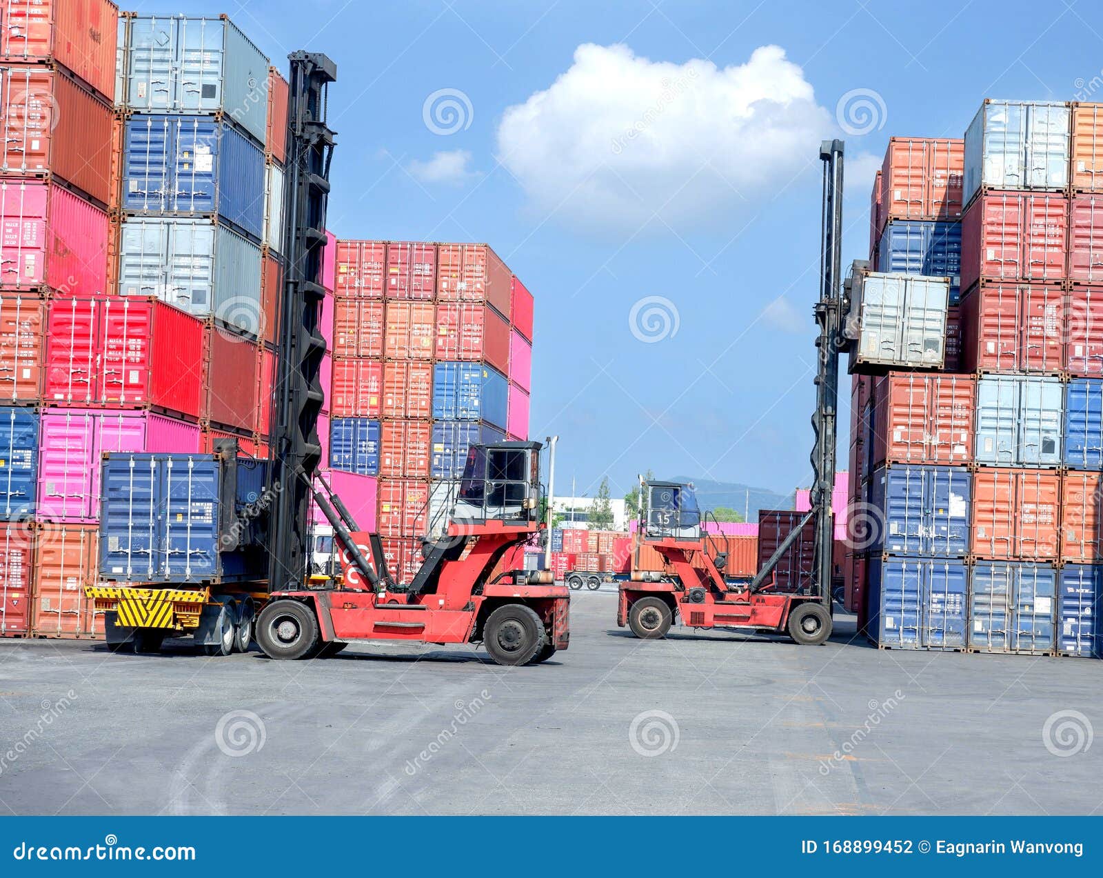Container-Handler Laden Container in LKW Ein Stockfoto - Bild von ...
