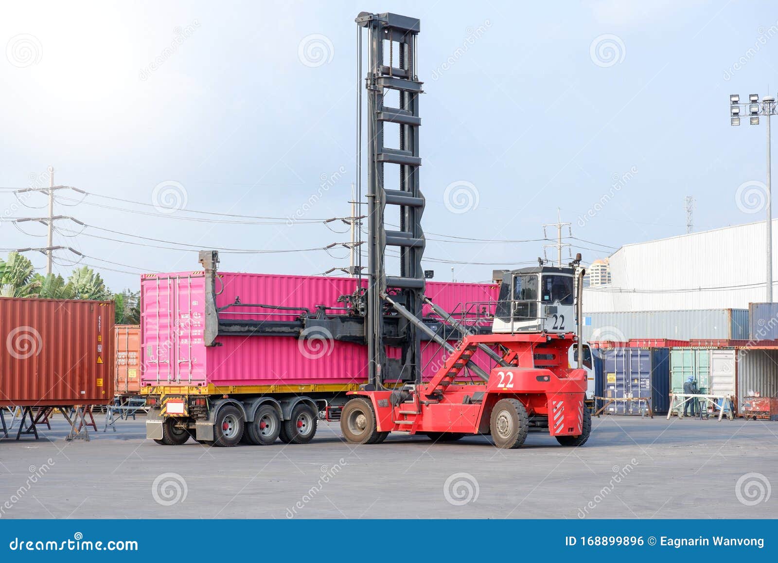 Container-Handler Laden Container in LKW Ein Stockfoto - Bild von ...