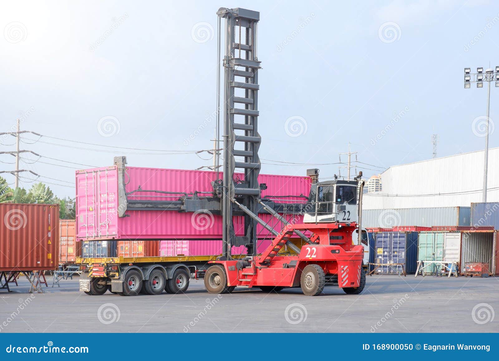 Container-Handler Laden Container in LKW Ein Stockfoto - Bild von heber ...