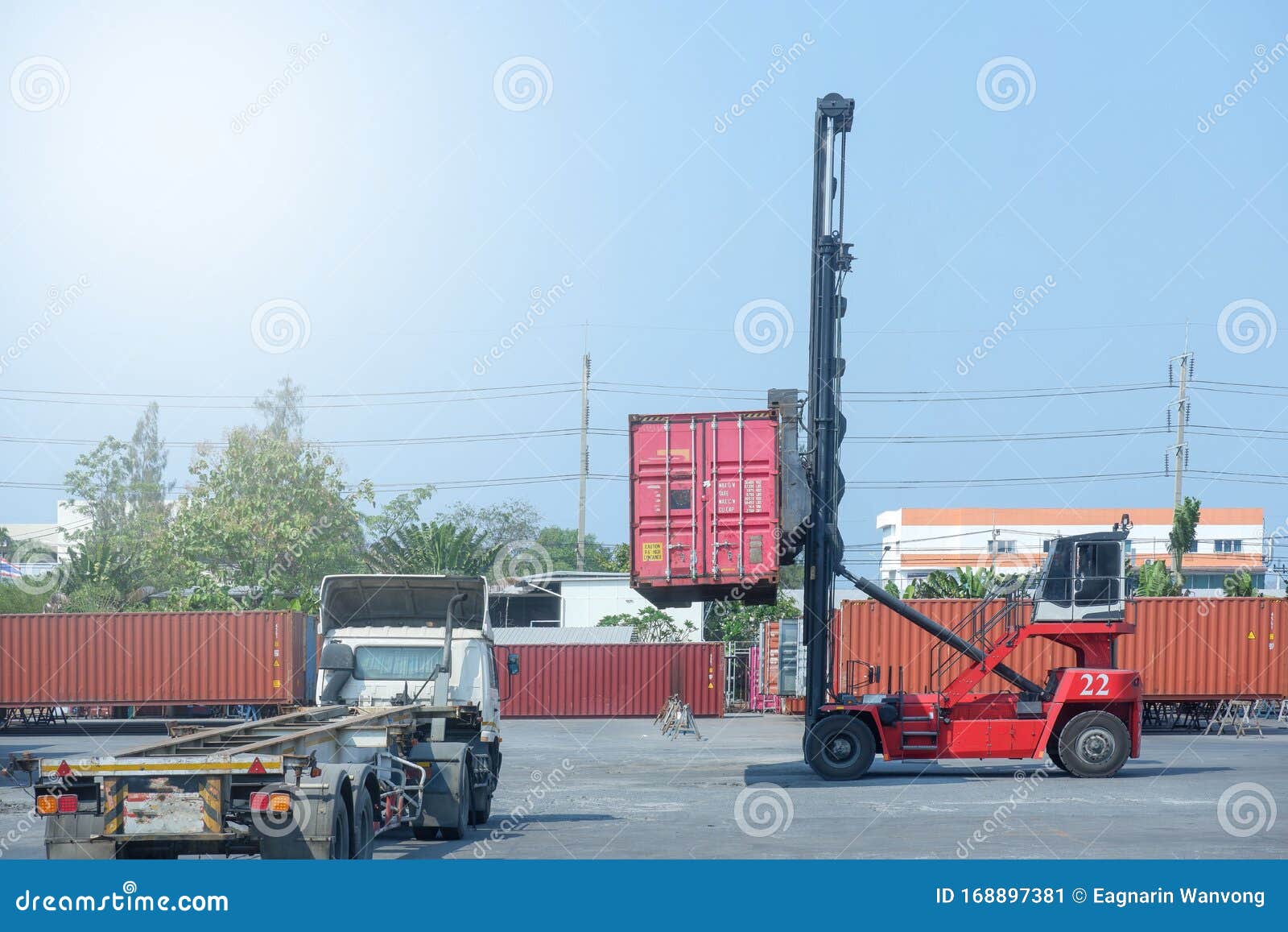 Container-Handler Laden Container in LKW Ein Stockbild - Bild von laden ...