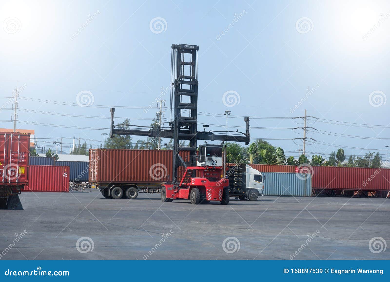 Container-Handler Laden Container in LKW Ein Stockbild - Bild von kanal ...