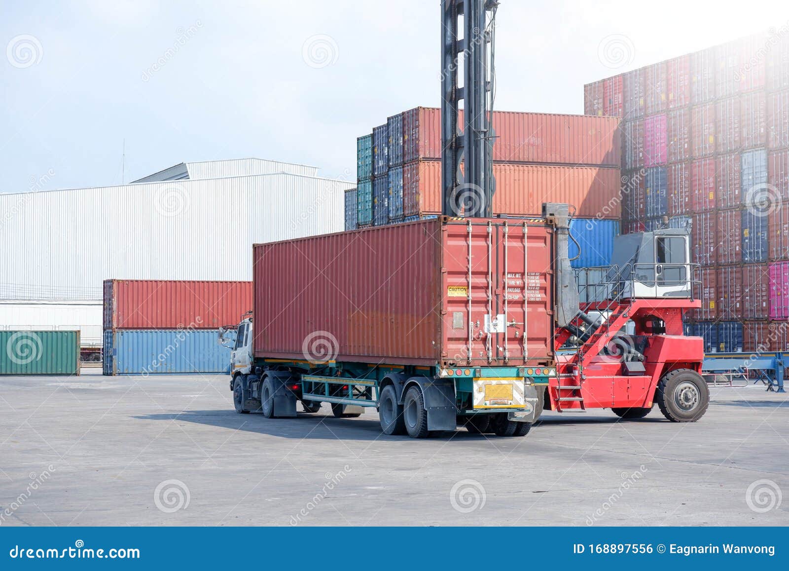 Container-Handler Laden Container in LKW Ein Stockfoto - Bild von ...