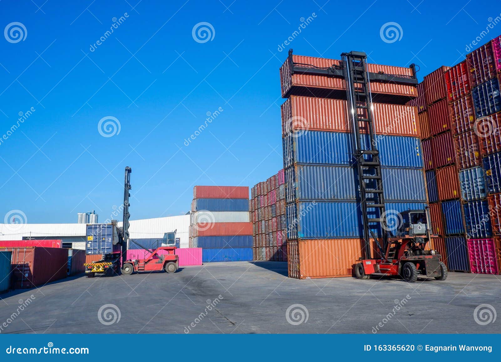 Container-LKW, Container-LKW, Containerlager Stockfoto - Bild von ...