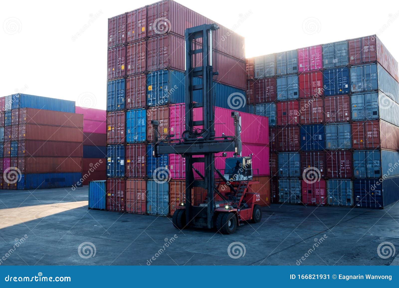 Container Loading and Unloading Equipment in the Harbor Import and ...