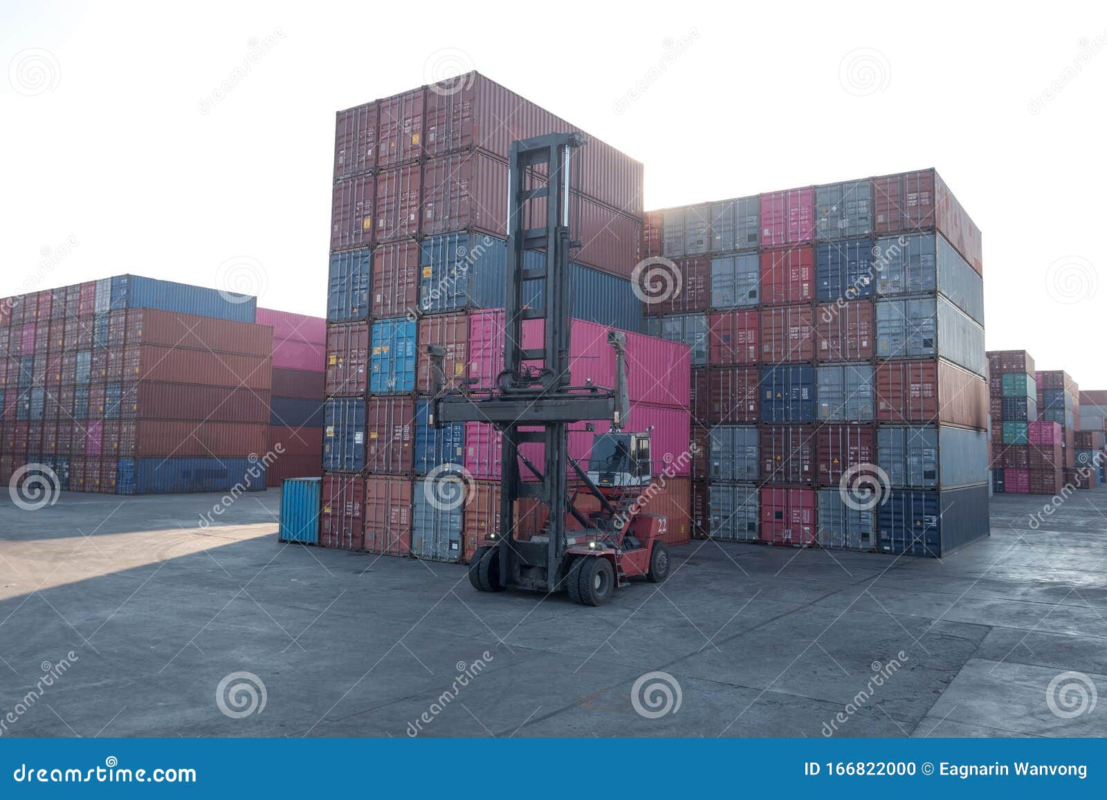 Container Loading and Unloading Equipment in the Harbor Import and ...
