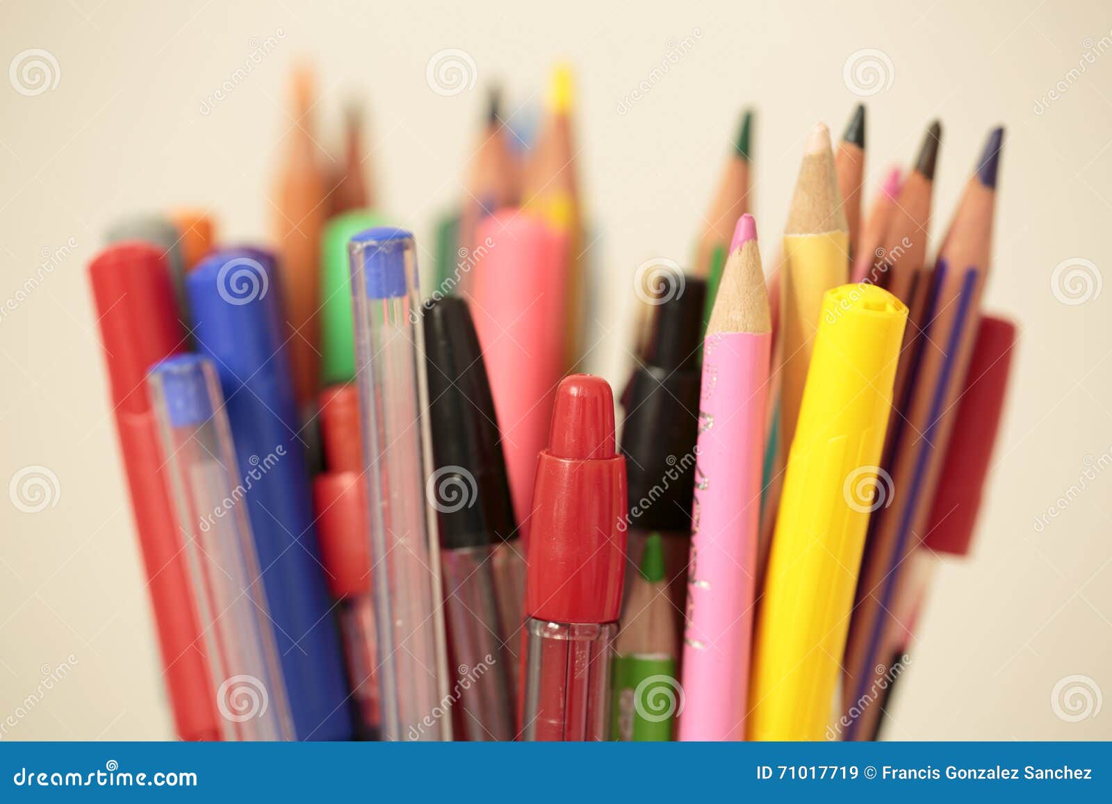 Container Met Pennen En Potloden Stock Afbeelding - Image of sluit ...