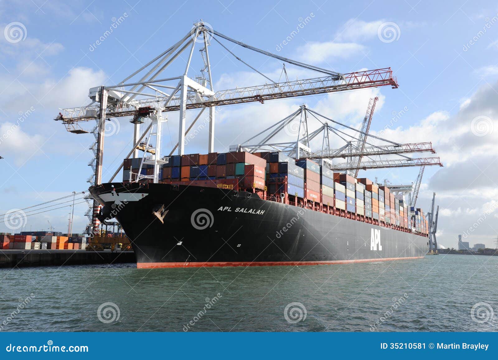 Container ship offloading editorial photo. Image of docks - 35210581