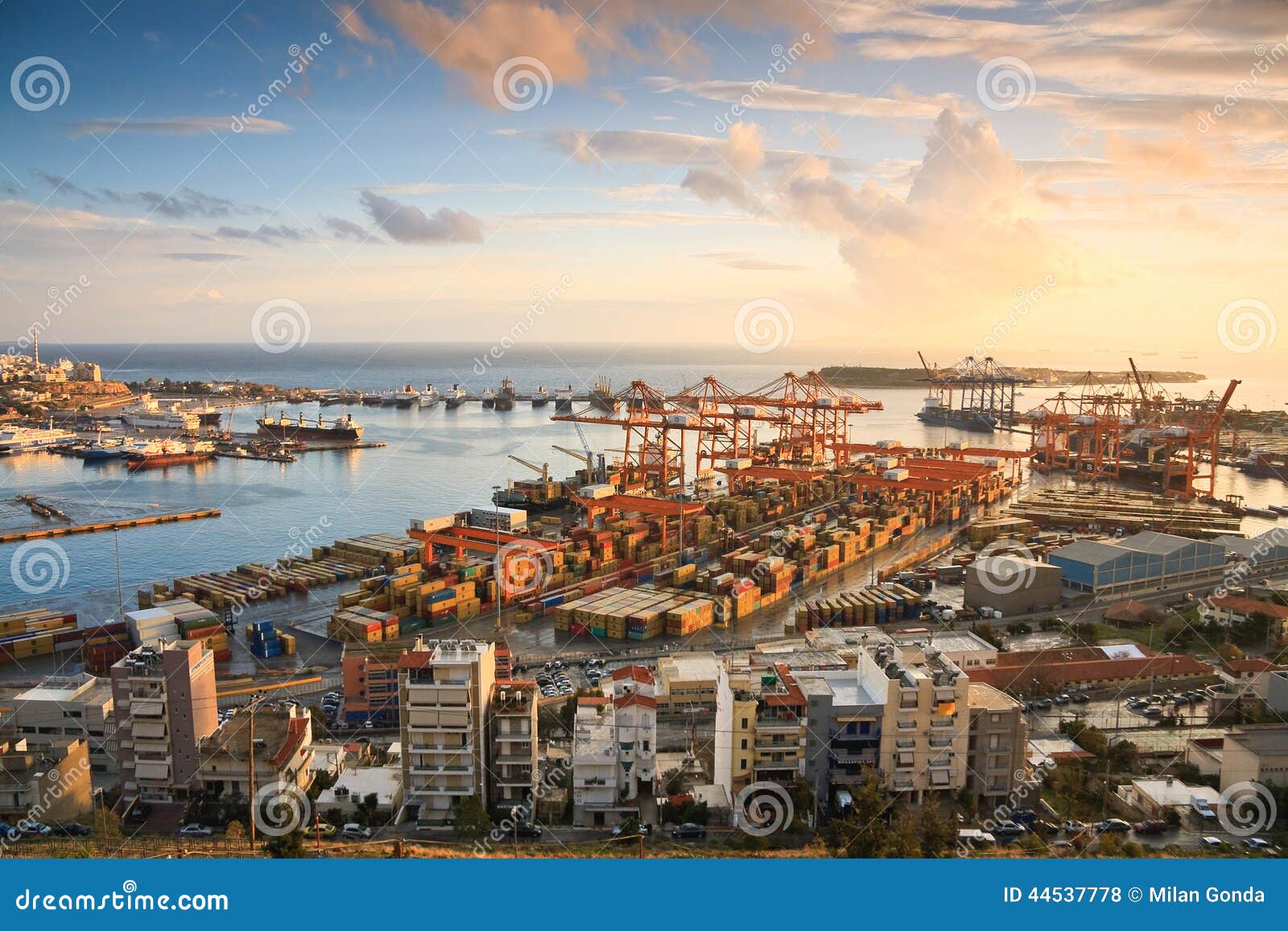 Containerhafen Piräus, Athen Redaktionelles Stockfoto - Bild von hafen ...