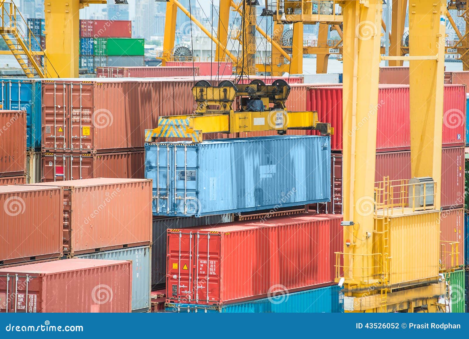 Containers in De Haven Voor Invoer-uitvoer Stock Foto - Image of ...