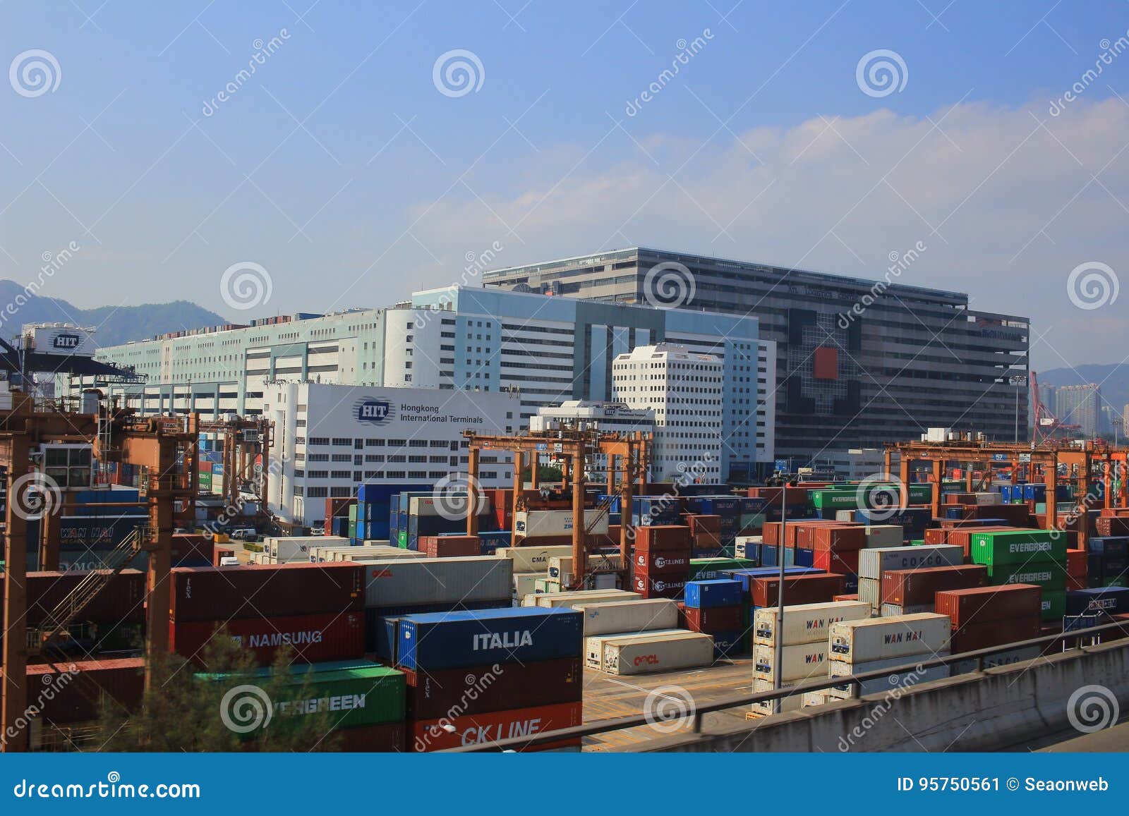 Containers in Hong Kong Kwai Chung Container-Terminal Redactionele Foto ...