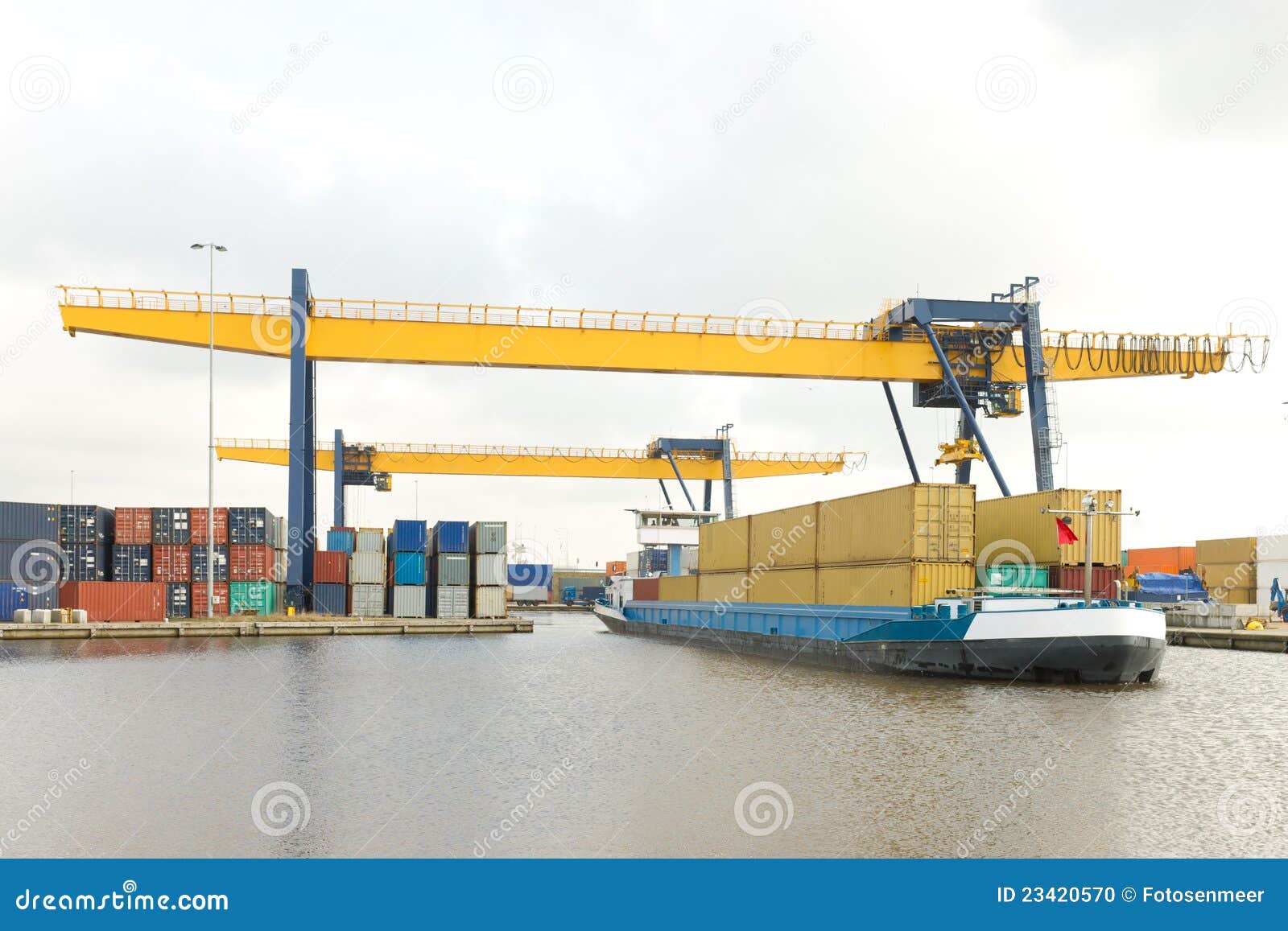 Containers Op Een Klein Schip Stock Foto - Image of kraan, economie ...