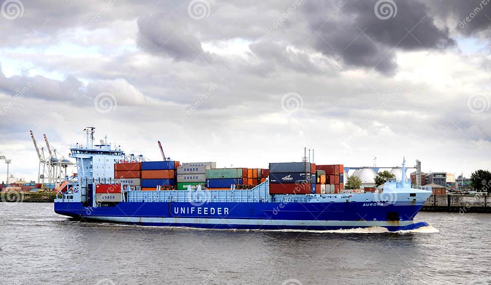 Containerschiff im Hafen redaktionelles stockfoto. Bild von fracht ...