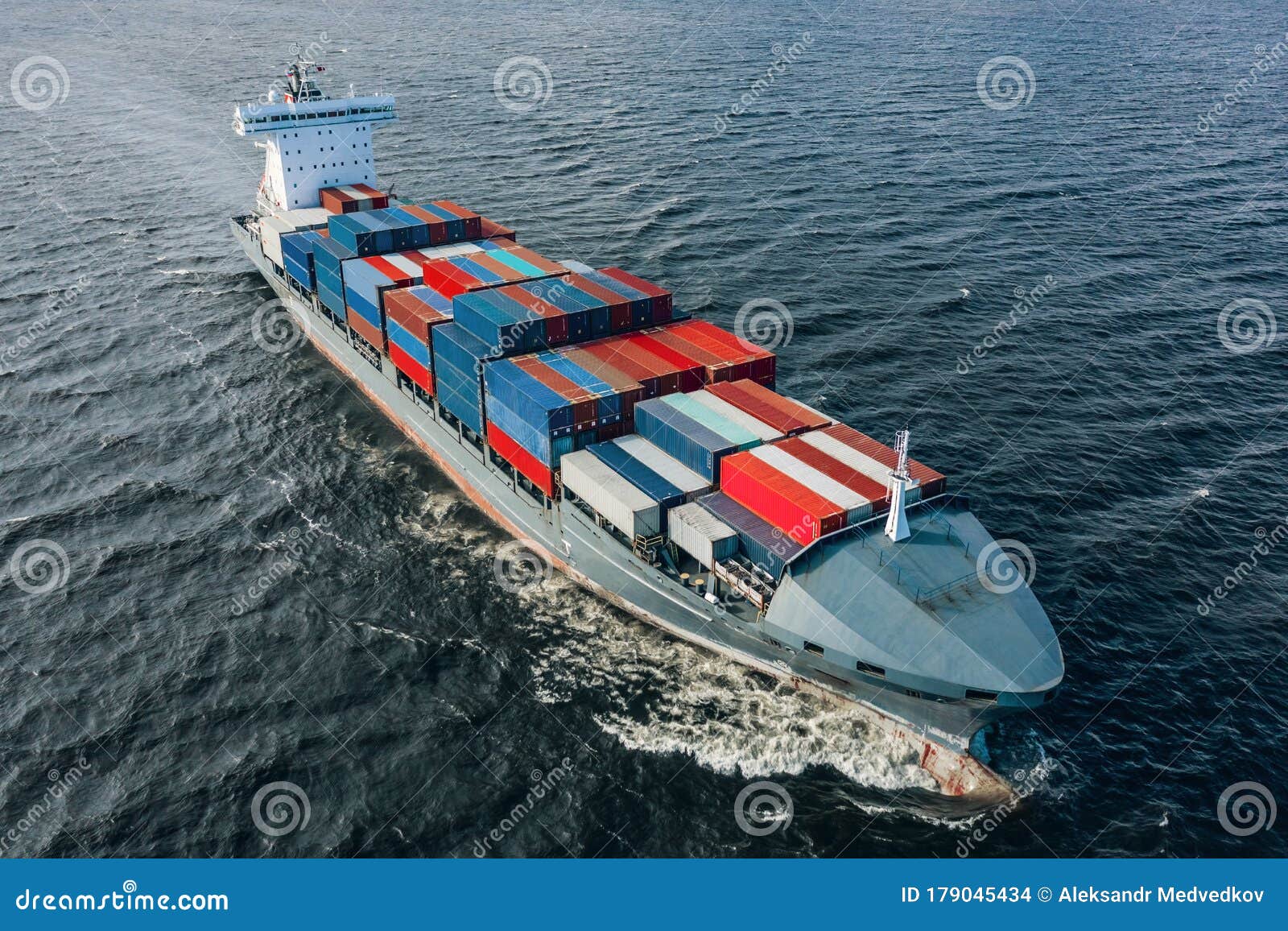 Containerschiff im Meer stockfoto. Bild von ozean, einfuhr - 179045434
