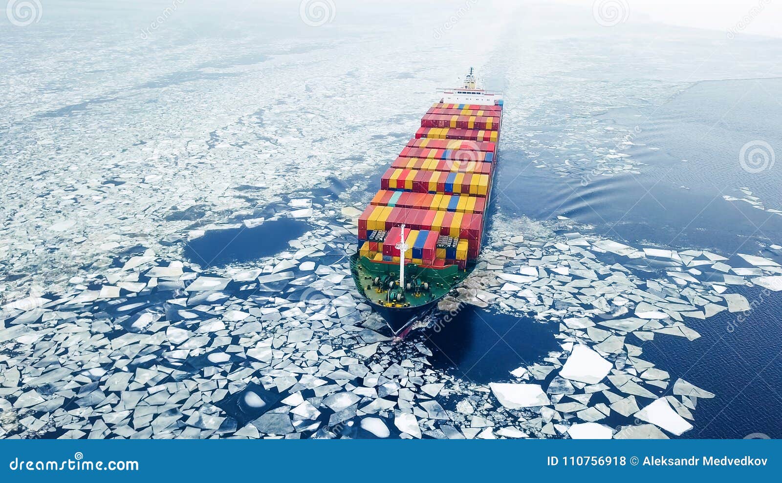 Containerschiff Im Meer Zur Winterzeit Stockfoto - Bild von hafen ...