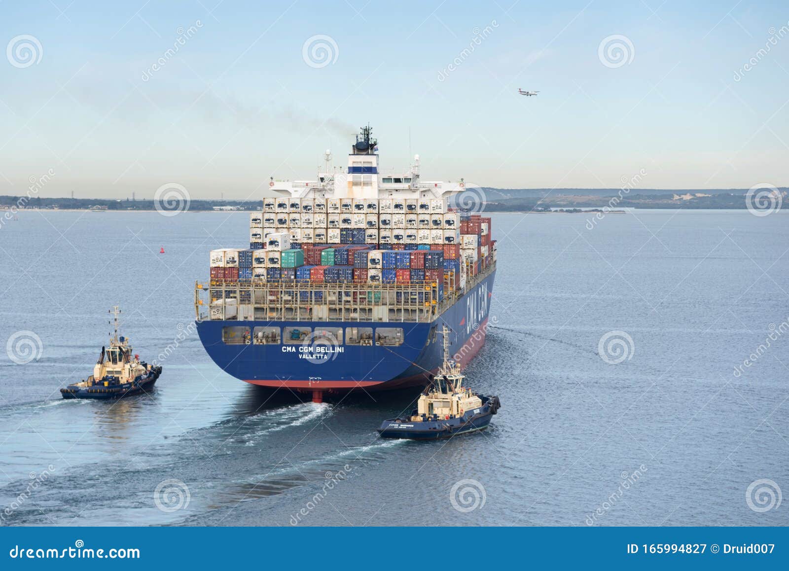 Containerschiff redaktionelles stockfotografie. Bild von brücke - 165994827