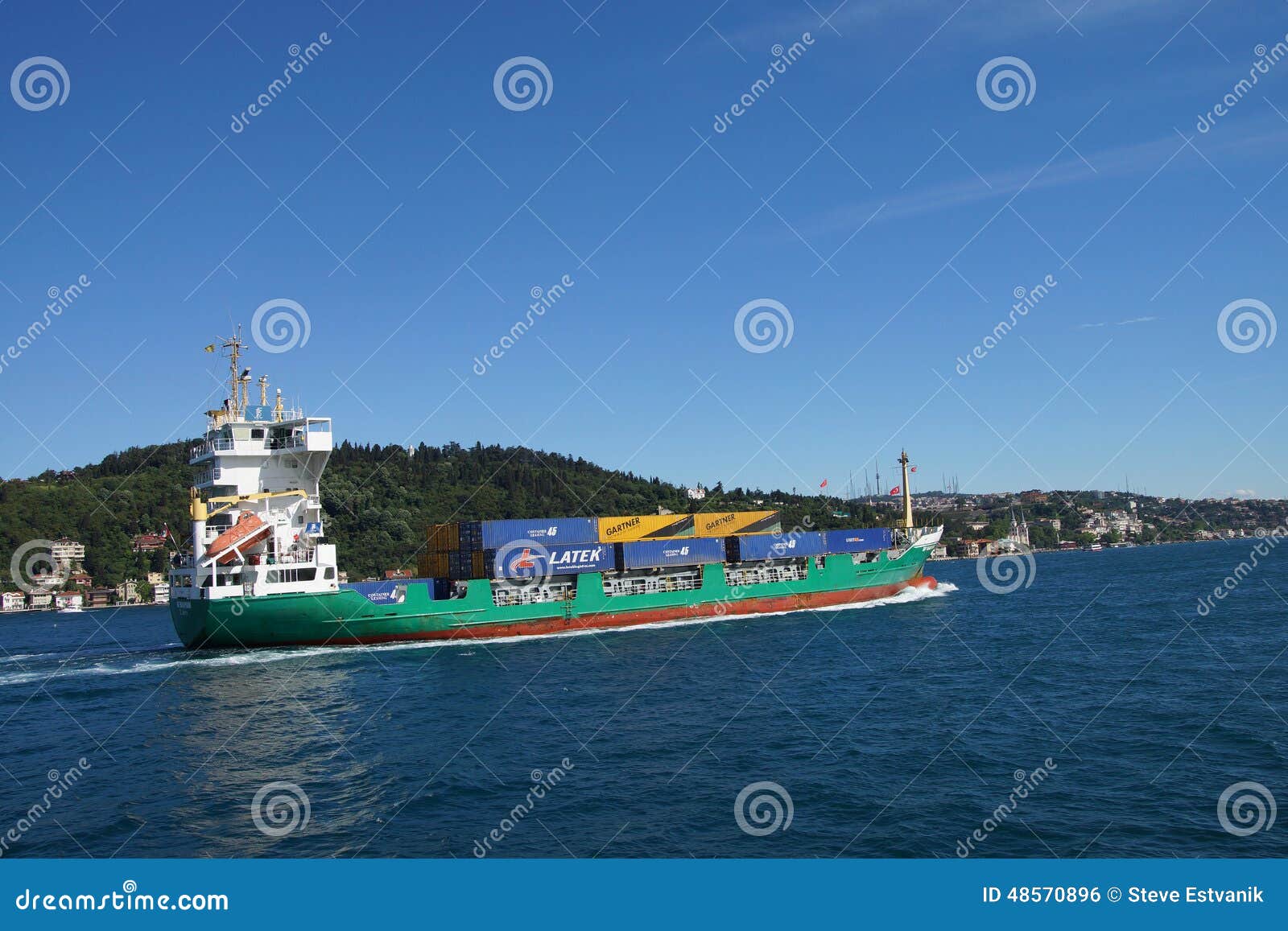 Containerschiff Transportiert Fracht Redaktionelles Foto - Bild von ...