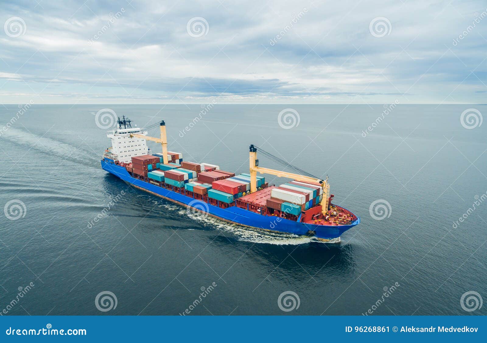 Containerschiffsegeln in Der Hohen See Stockbild - Bild von pazifisch ...