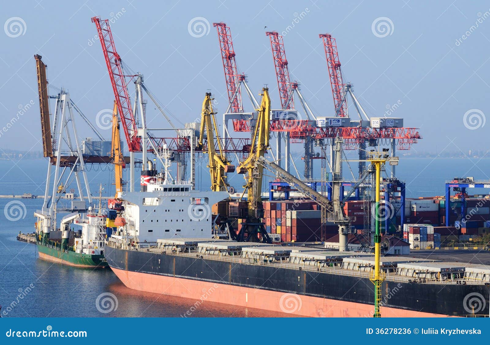 Containerschip in De Zeehaven Van Odessa, De Oekraïne Redactionele Foto ...