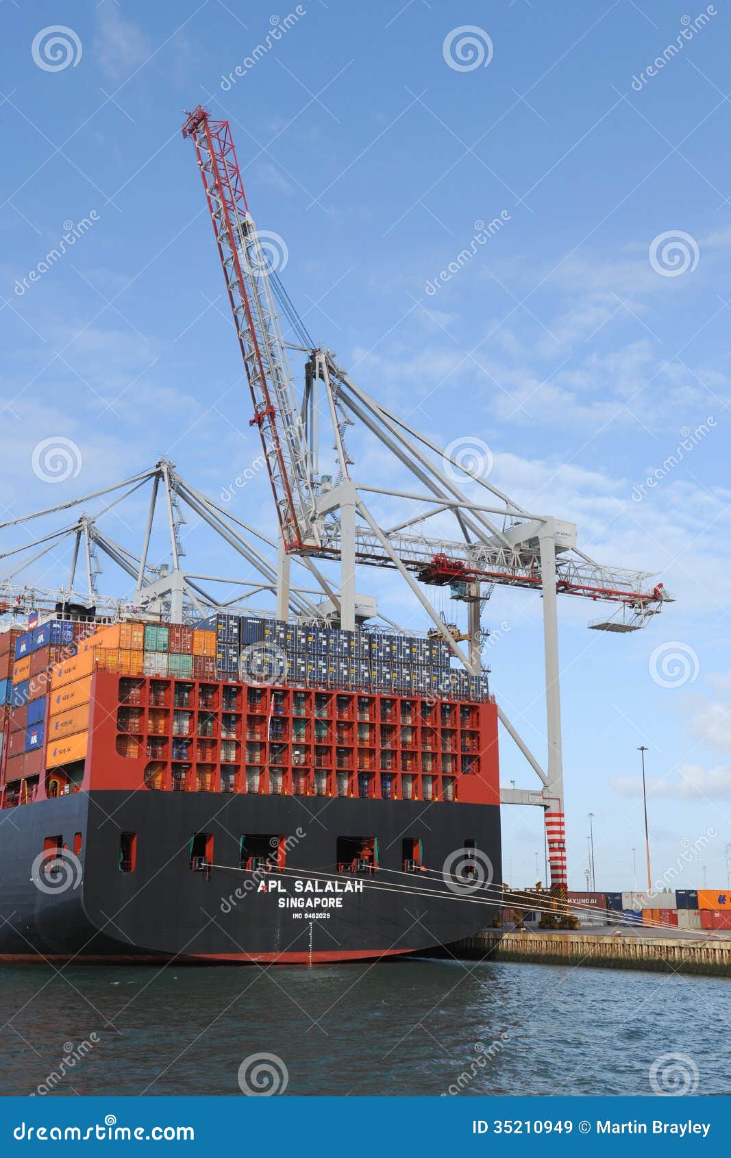 Containerschip en kraan redactionele stock afbeelding. Image of haven ...
