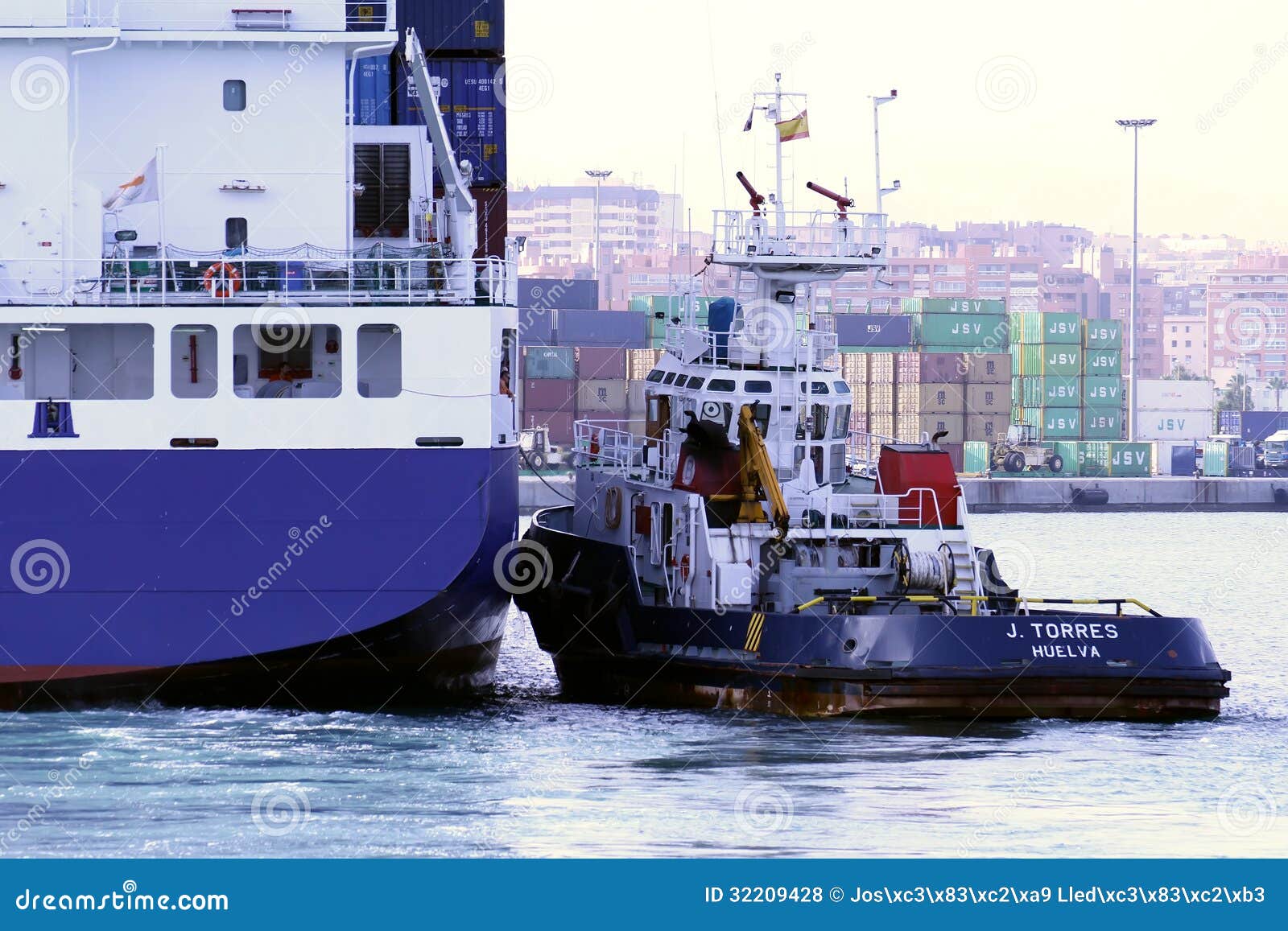 Containerschip En Sleepboot Redactionele Stock Foto - Image of lijn ...