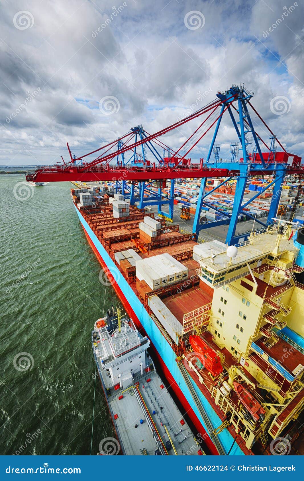 Containerschip in haven stock foto. Image of vervoer - 46622124