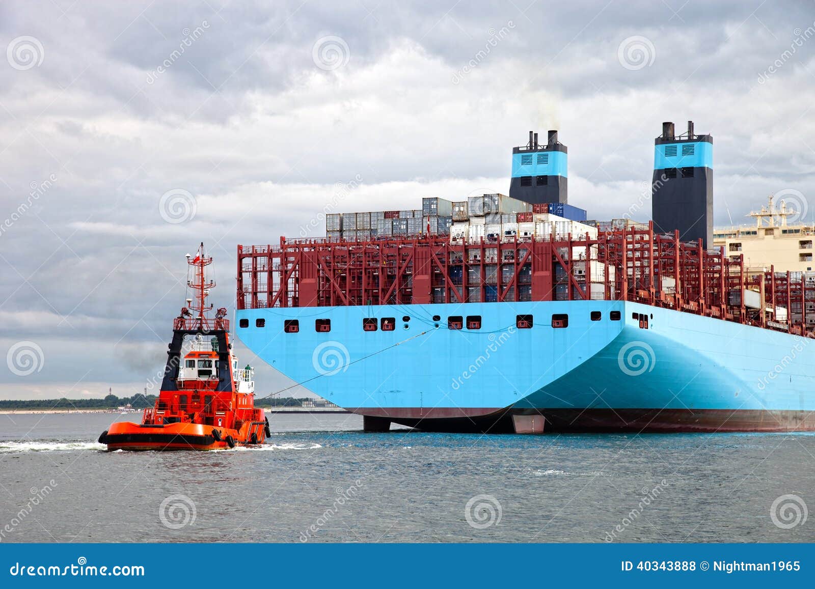 Containerschip Met Sleepboot Stock Foto - Image of vervoerder, doos ...