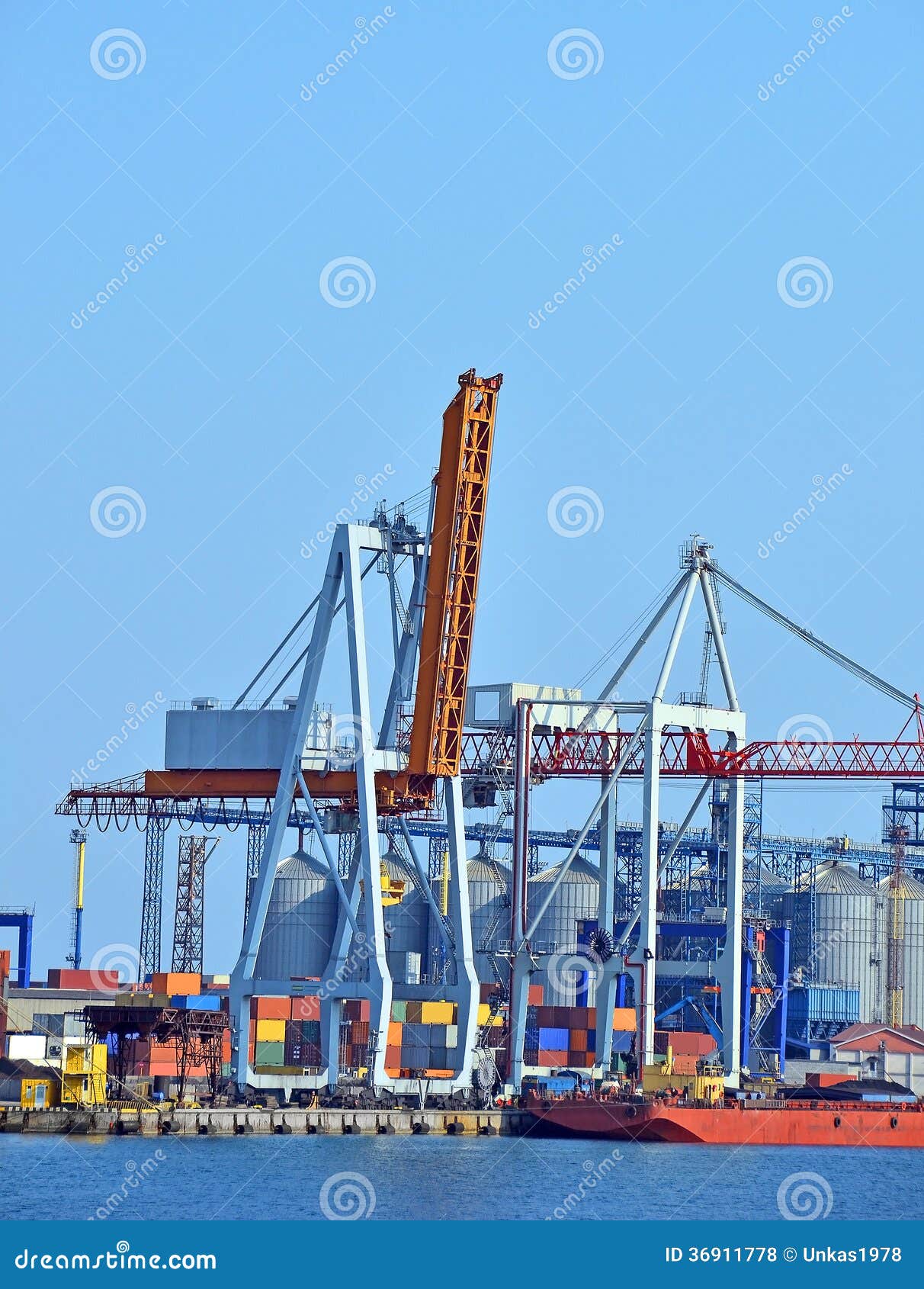 Containerstapel Op Vrachtschip Stock Foto - Image of zeehaven ...