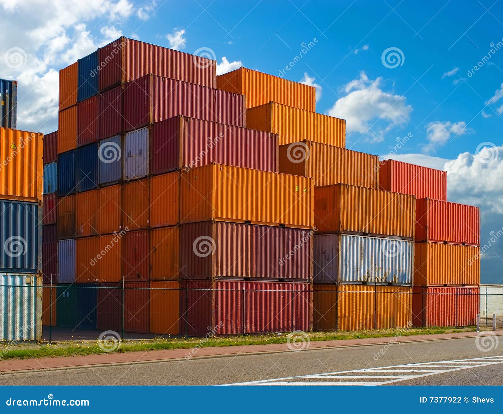 Contenedores foto de archivo. Imagen de puerto, envases - 7377922
