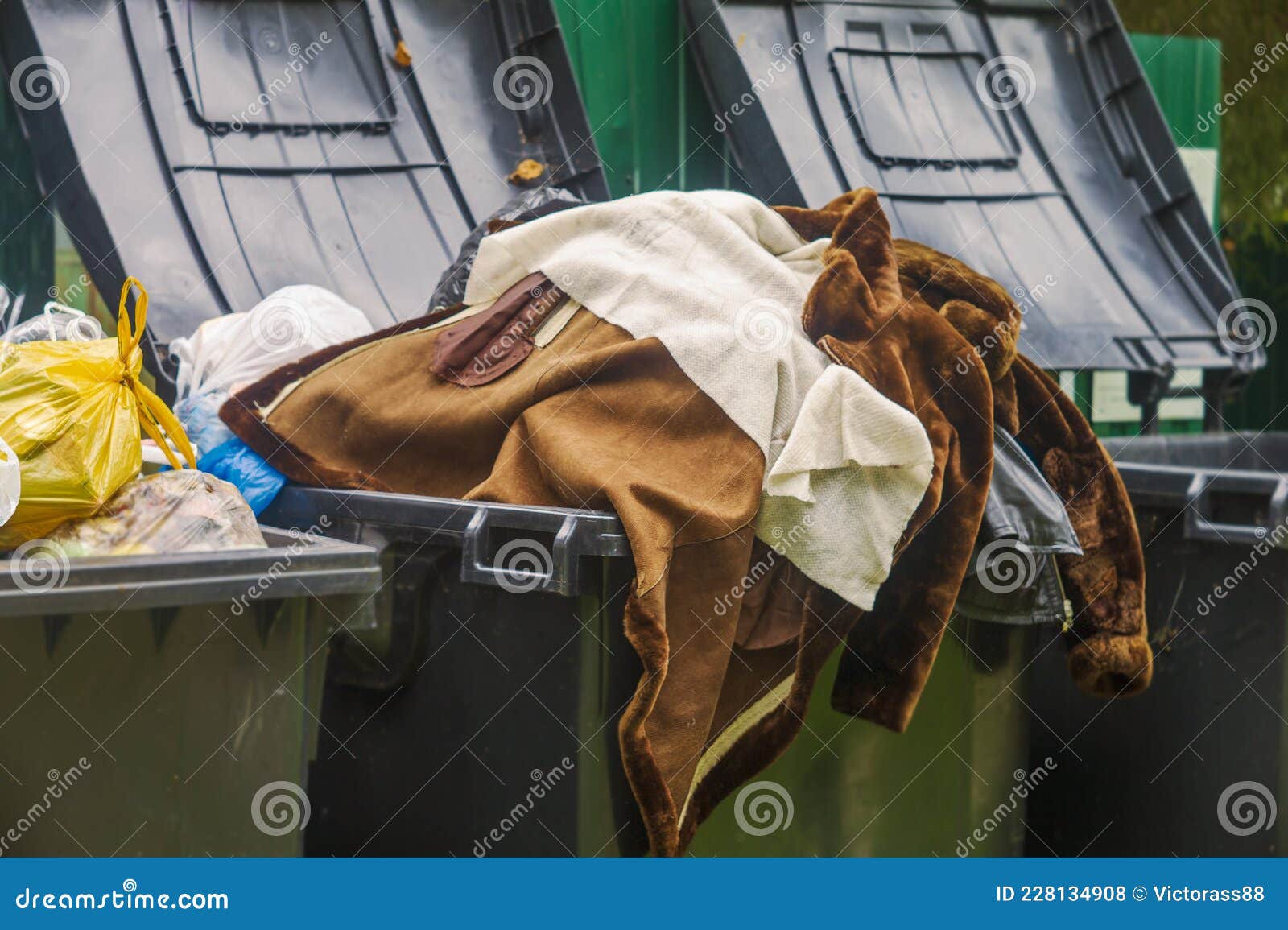 Contenedores Con Ropa Desechada Foto de archivo - Imagen de abandonado ...