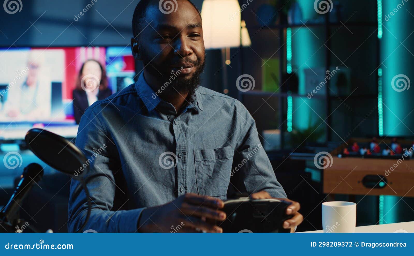 Content Creator Presents VR Headset Stock Footage - Video of technology ...