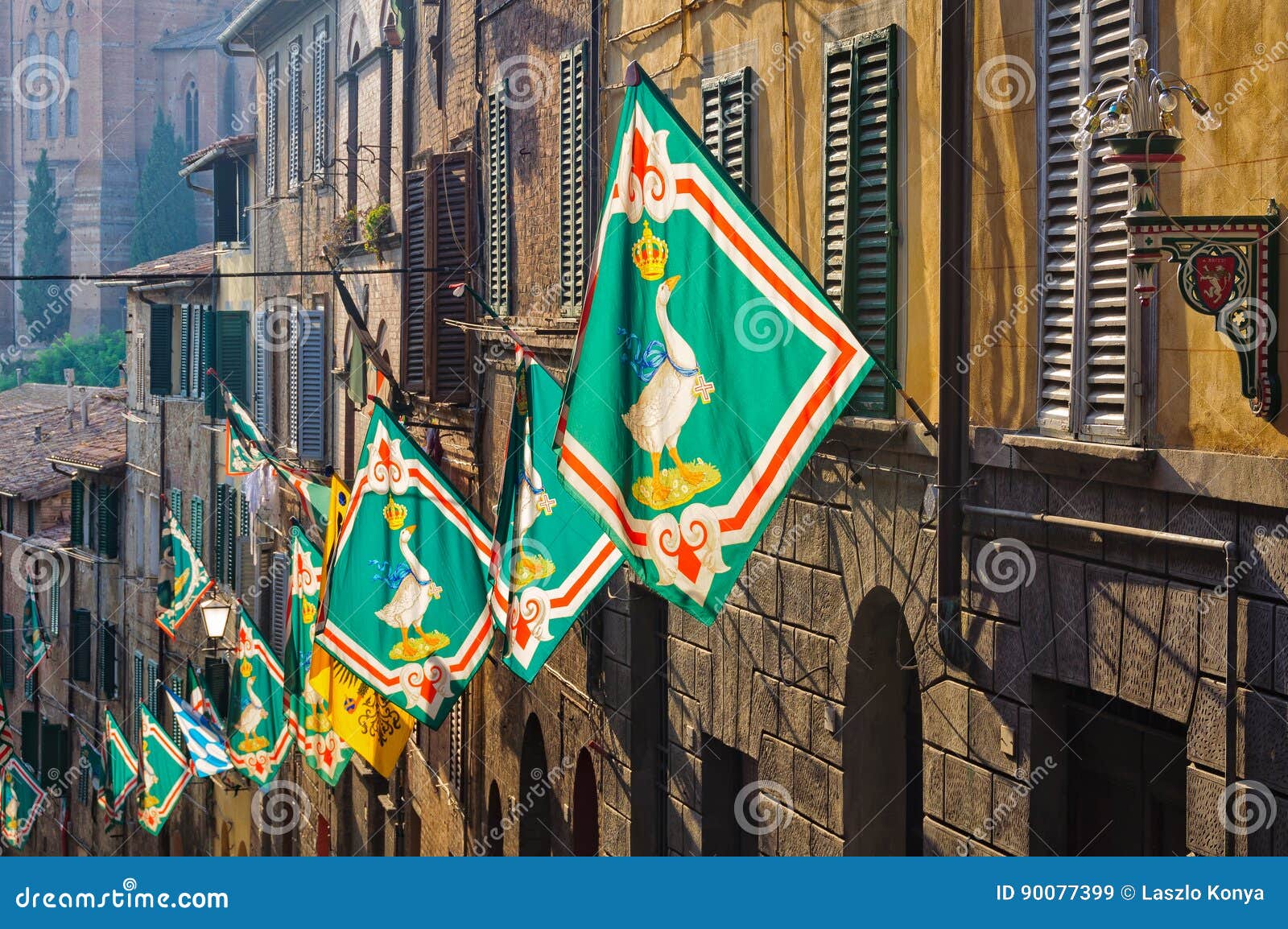 Contrada Oca - Siena imagen de archivo. Imagen de coronado - 90077399