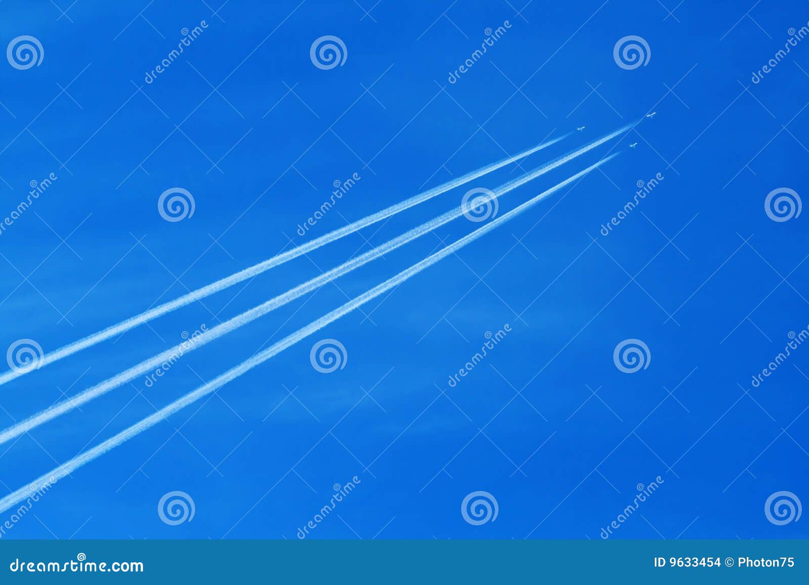 Contrail Royalty-Free Stock Photo | CartoonDealer.com #13811907