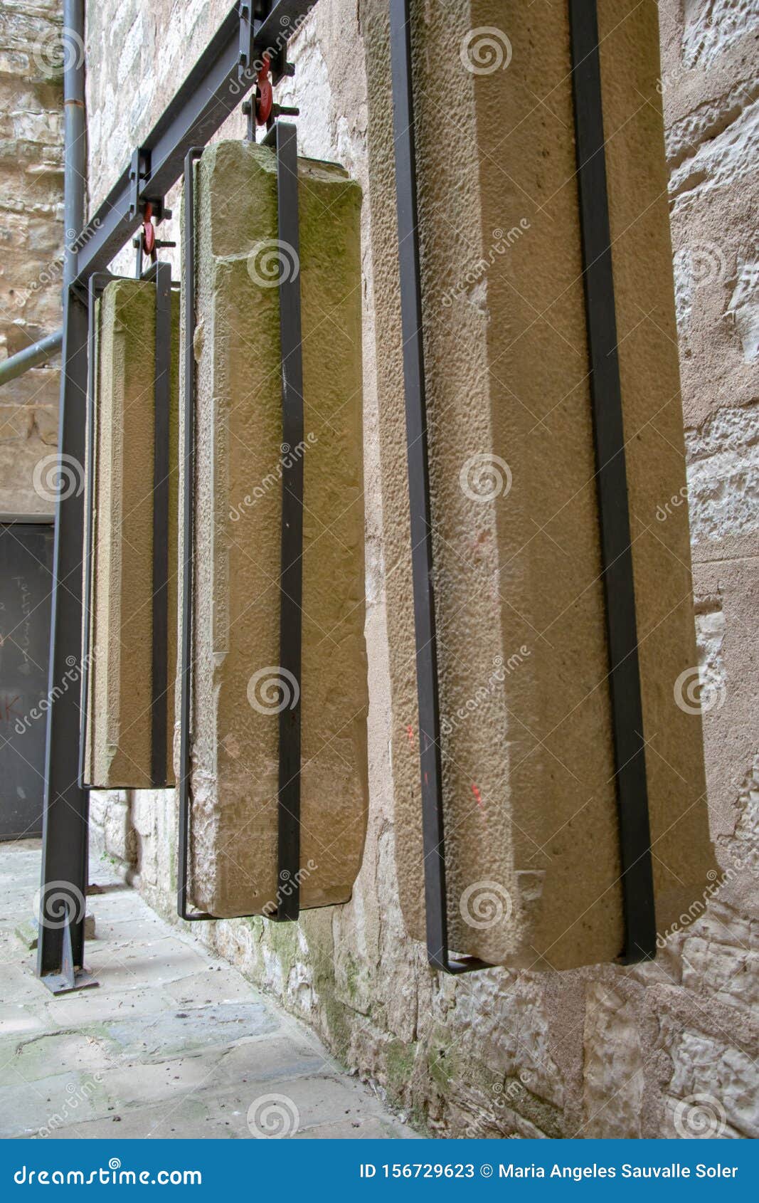 Contrapeso Colgado De Cemento Imagen de archivo - Imagen de contrapeso ...