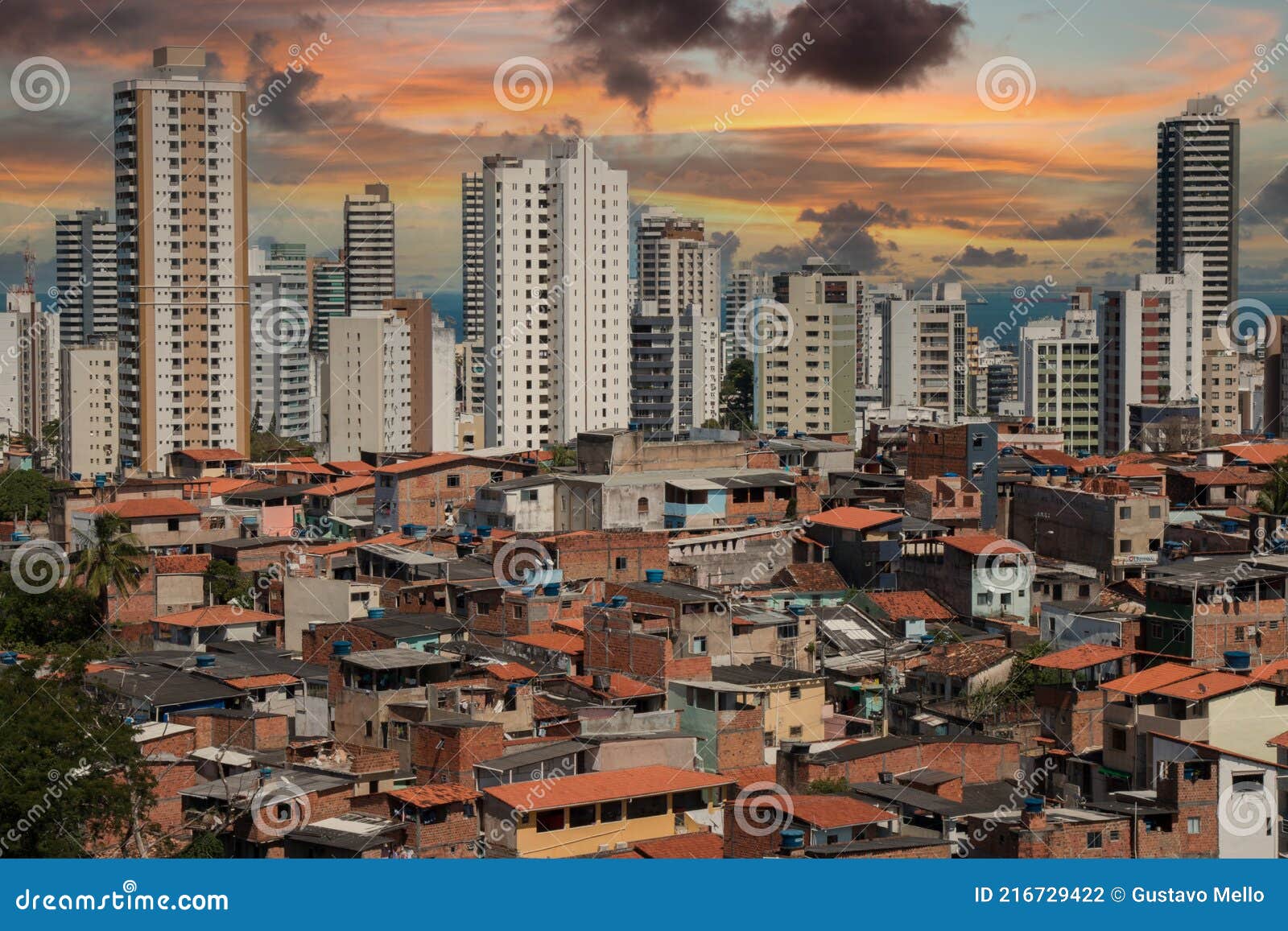 Contraste Social Urbano. Edificios Y Barrios Marginales. Desigualdad ...