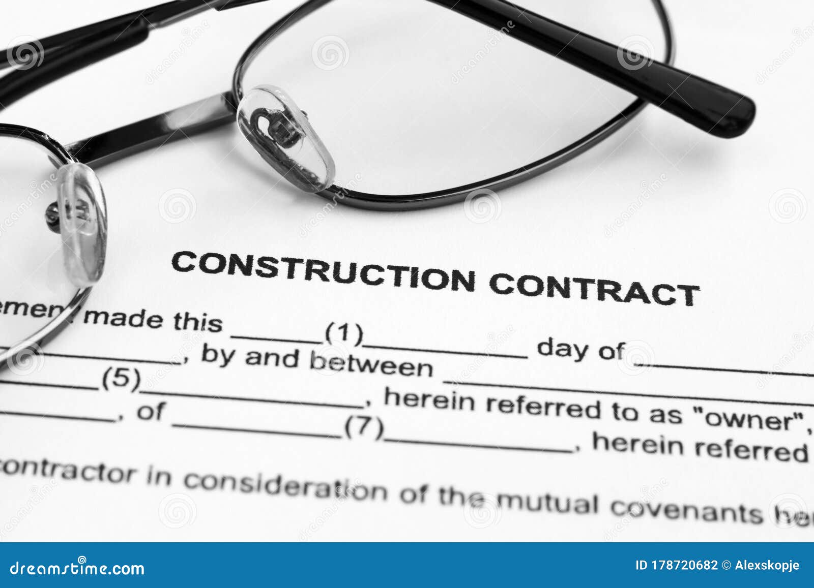 Contrat de construction photo stock. Image du construction - 178720682
