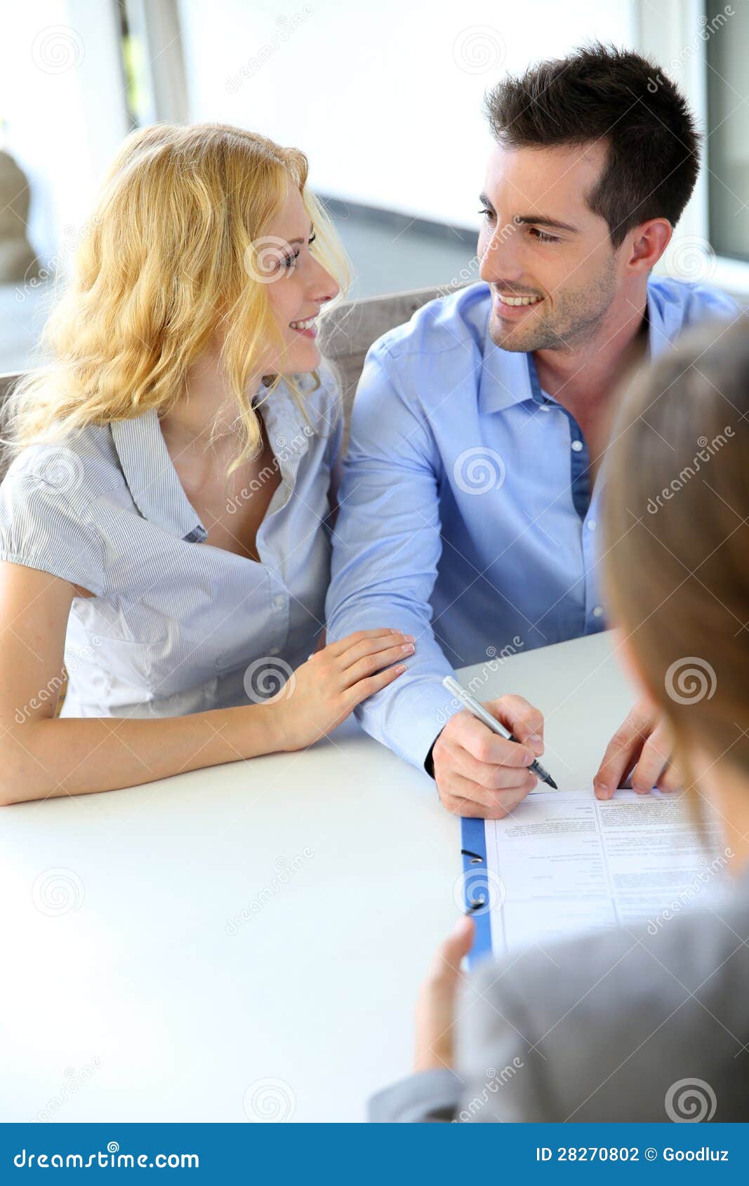 Contrat De Signature De Couples Photo stock - Image du couples ...