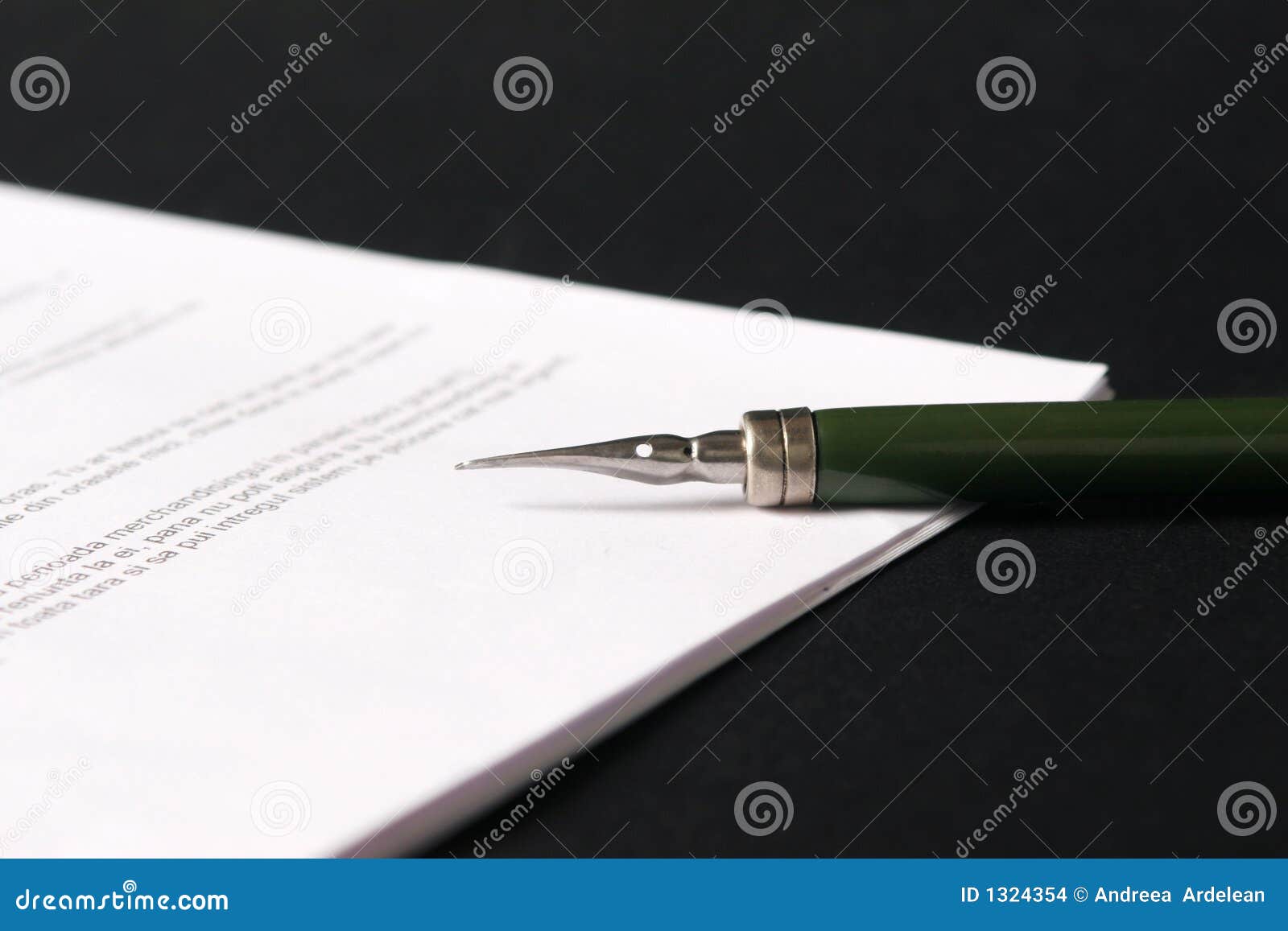 Contrato de firma foto de archivo. Imagen de isolated - 1324354